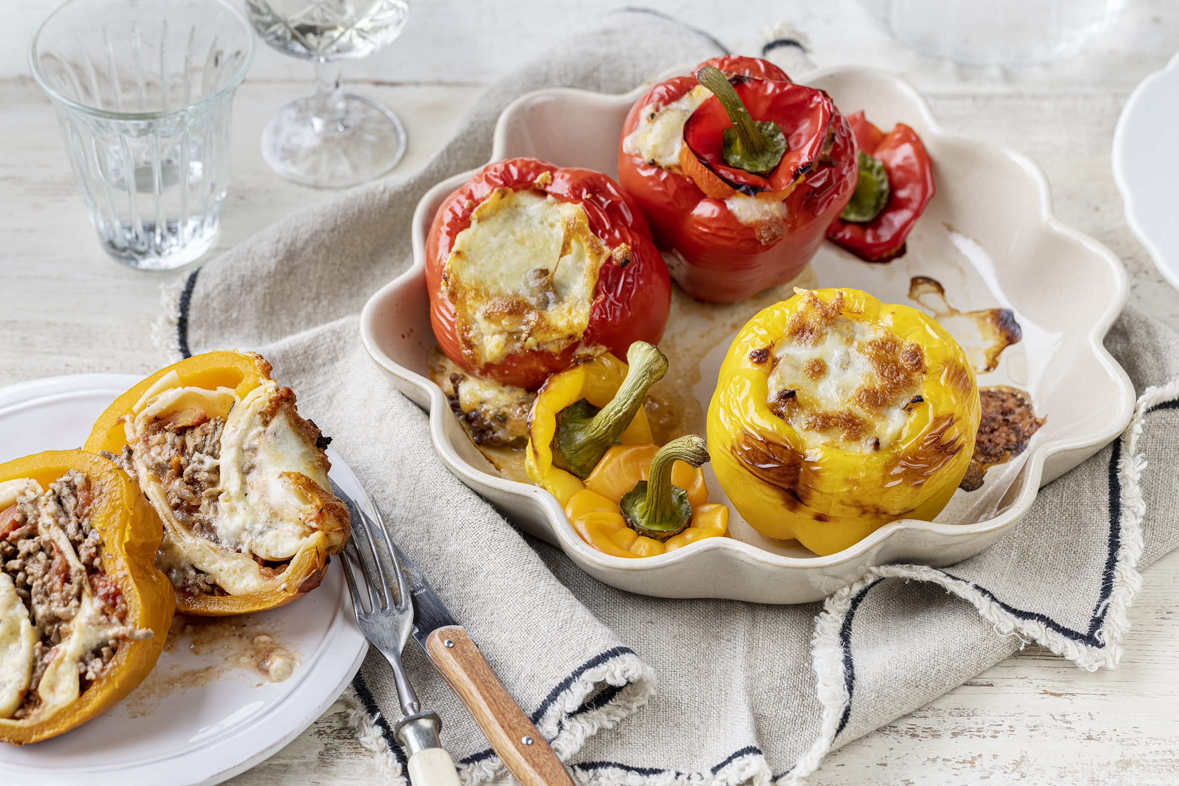 Gefüllte Peperoni vegetarisch (Piperiés jemistés) - Rezept | Swissmilk