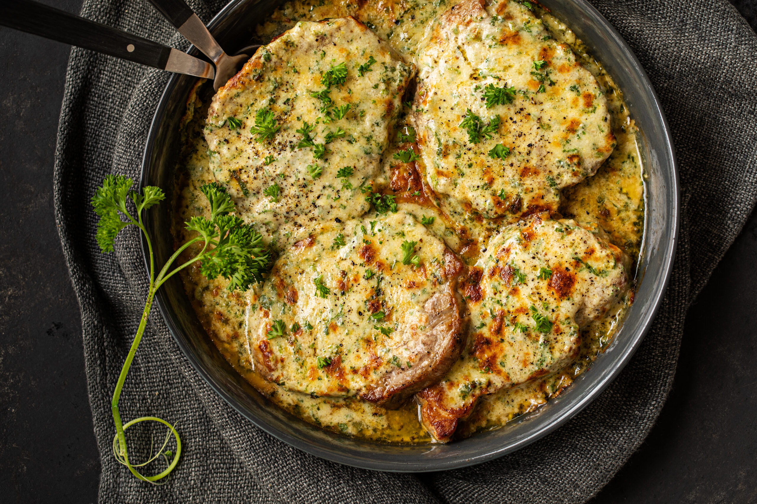Walliser Schnitzel zu Safran-Couscous - Rezept | Swissmilk
